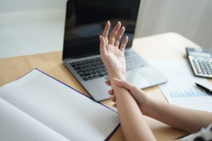 Sudden Wrist Pain No Injury: Causes & Effective Treatments